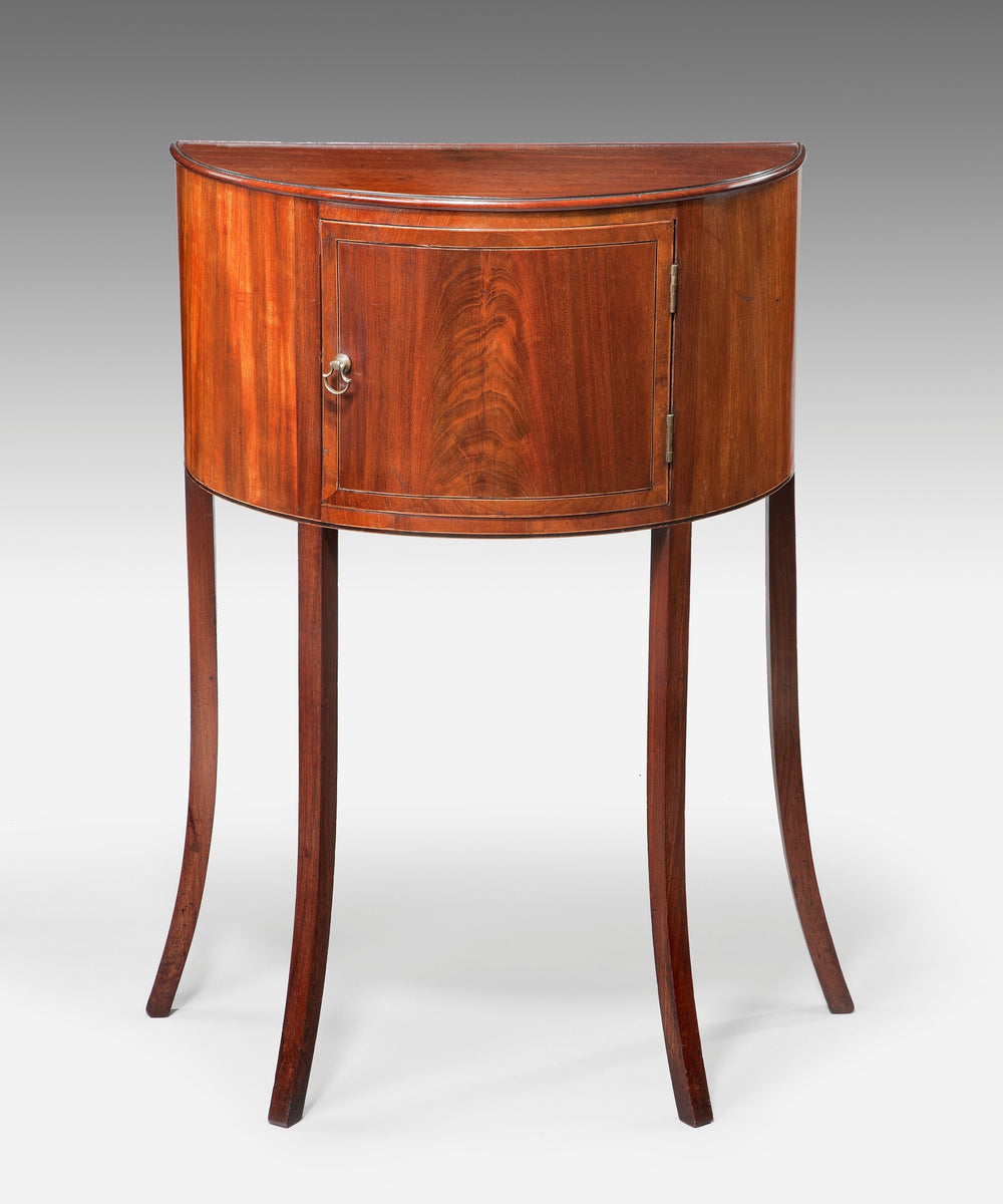 An elegant Sheraton period mahogny demi-lune commode. – Reindeer Antiques